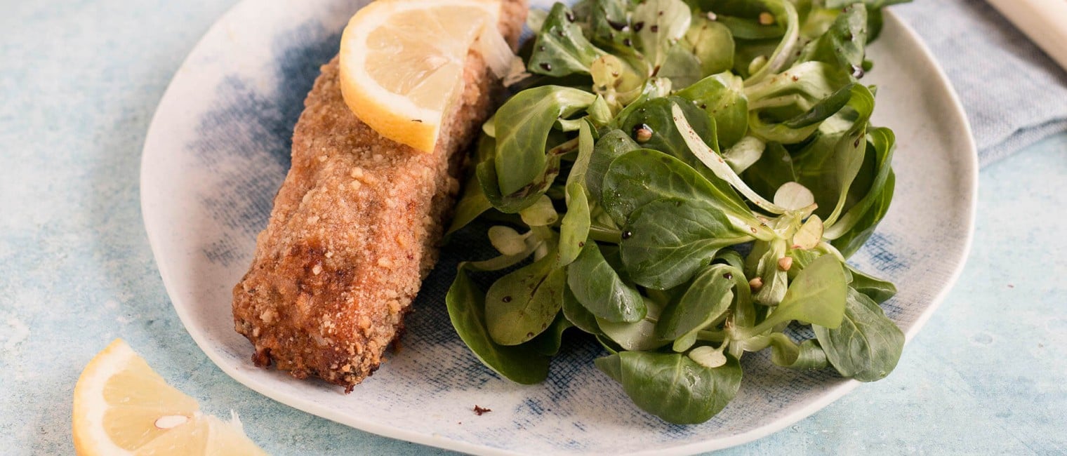 Diós bundában sült lazac citromos vegyes salátával