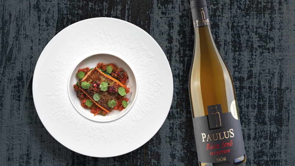 Lazac, paradicsom és olíva salsa, wasabi spenót